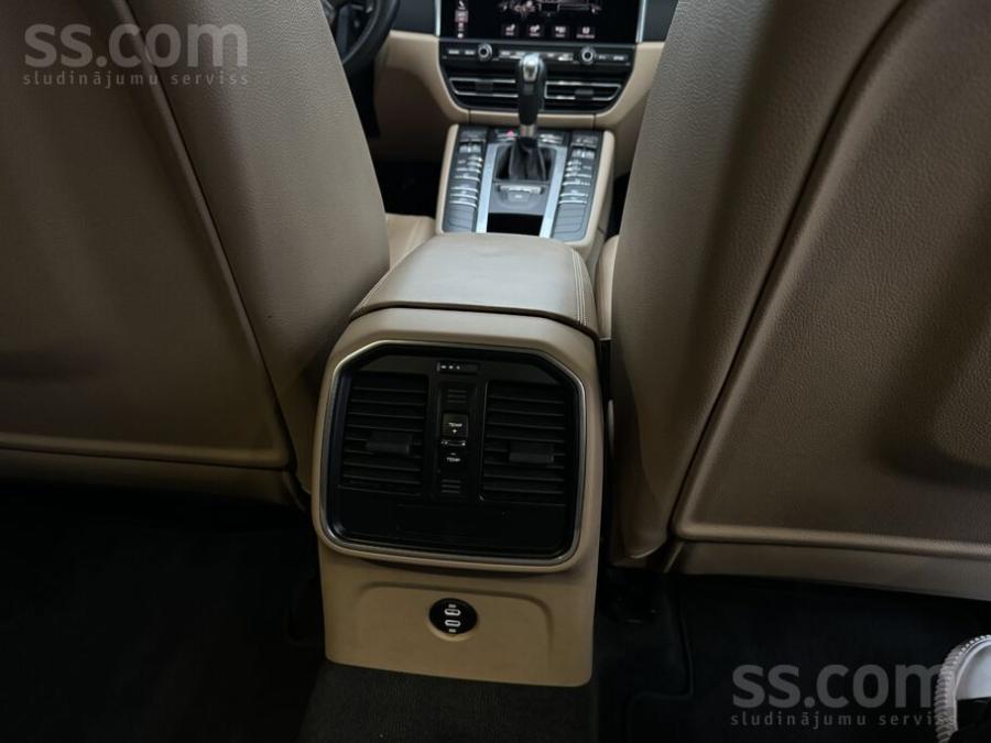 Blue Porsche Macan 2020 in Riga, with an engine capacity of 2.00 L and mileage of 83 thousand km for 37990 €, photo 9 on AUTOMOTO.COM.LV