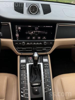 Blue Porsche Macan 2020 in Riga, with an engine capacity of 2.00 L and mileage of 85 thousand km for 31490 €, photo 9 on AUTOMOTO.COM.LV