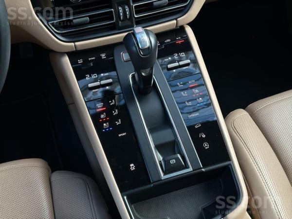 Blue Porsche Macan 2022 in Riga, with an engine capacity of 2.00 L and mileage of 58 thousand km for 50900 €, photo 10 on AUTOMOTO.COM.LV