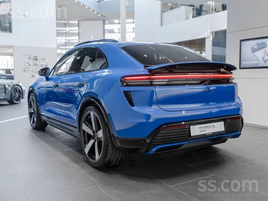 Zils Porsche Macan 2026 Rīga, ar dzinēja tilpumu 2.00 L un nobraukumu 11 tūkst. km par 109900 €, foto 3 vietnē AUTOMOTO.COM.LV