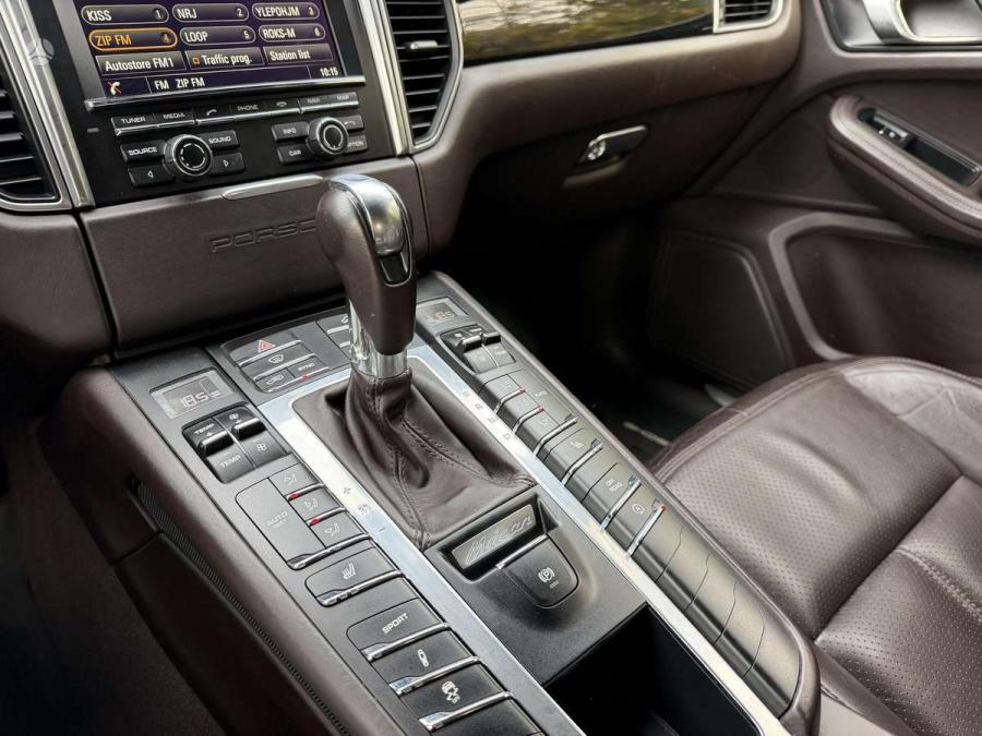 Brown Porsche Macan 2015 in Kaunas, with an engine capacity of 2.97 L and mileage of 275 thousand km for 16800 €, photo 17 on AUTOMOTO.COM.LV