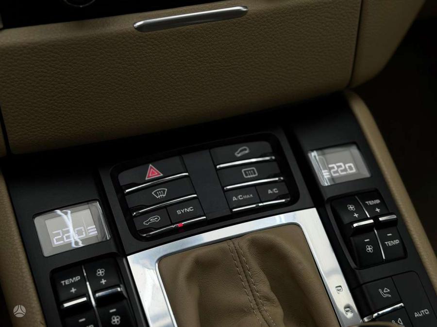 Brown Porsche Macan 2017 in Vilnius, with an engine capacity of 3.00 L and mileage of 82 thousand km for 27300 €, photo 27 on AUTOMOTO.COM.LV