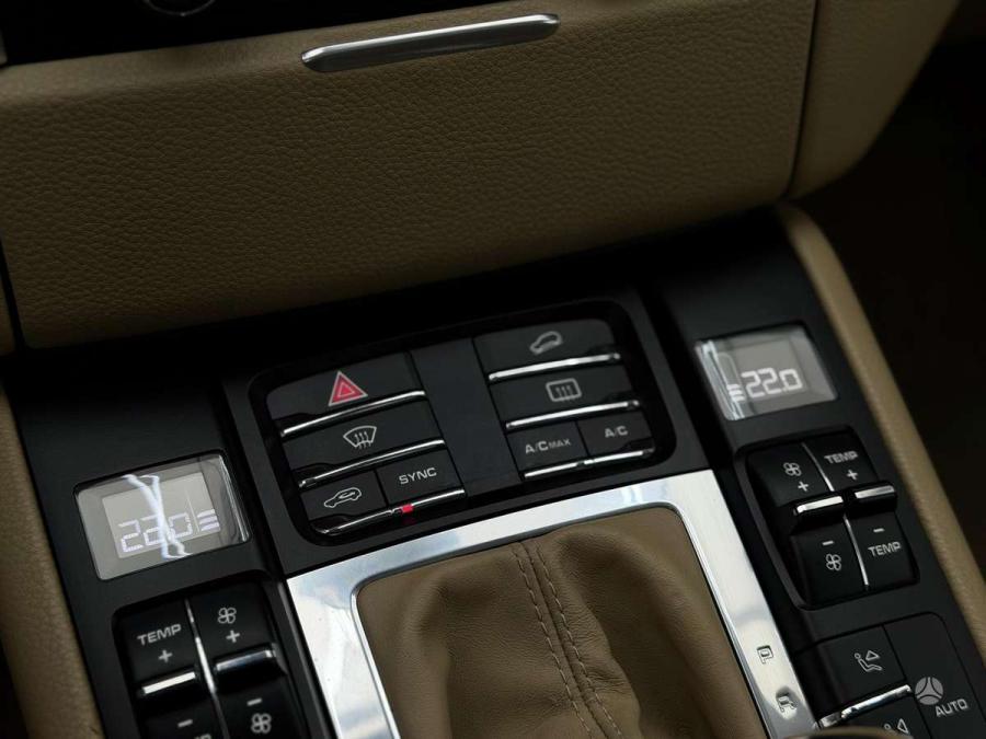 Brown Porsche Macan 2017 in Vilnius, with an engine capacity of 3.00 L and mileage of 82 thousand km for 27300 €, photo 27 on AUTOMOTO.COM.LV