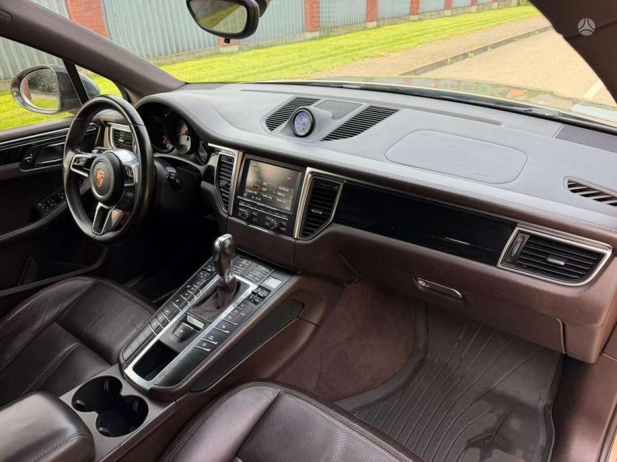 Brown Porsche Macan 2017 in Vilnius, with an engine capacity of 2.97 L and mileage of 260 thousand km for 21900 €, photo 18 on AUTOMOTO.COM.LV