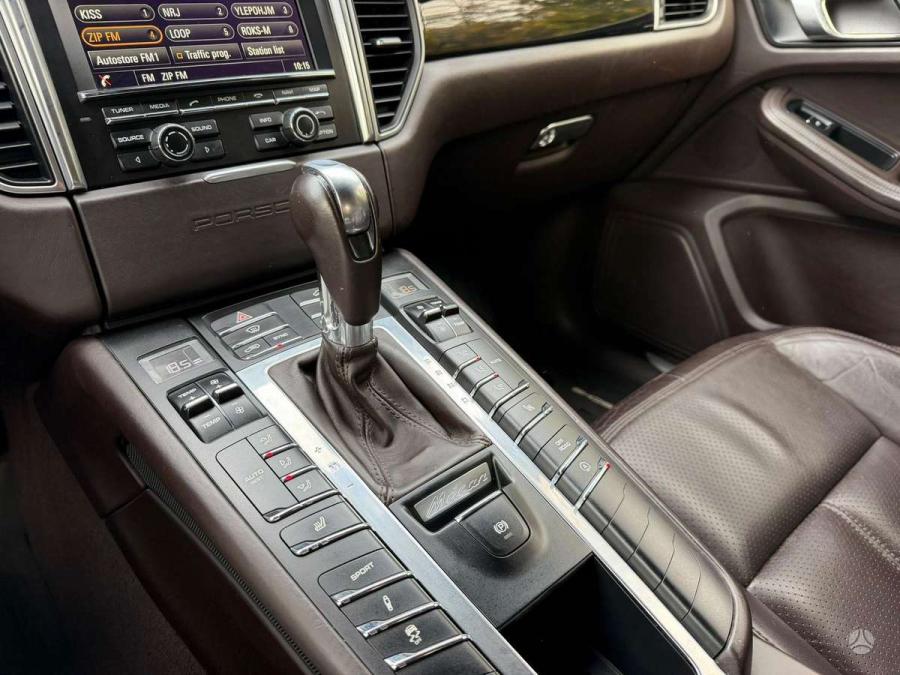 Brown Porsche Macan 2017 in Vilnius, with an engine capacity of 2.97 L and mileage of 260 thousand km for 21900 €, photo 21 on AUTOMOTO.COM.LV