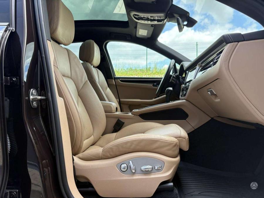 Brown Porsche Macan 2021 in Vilnius, with an engine capacity of 2.99 L and mileage of 57 thousand km for 49900 €, photo 18 on AUTOMOTO.COM.LV