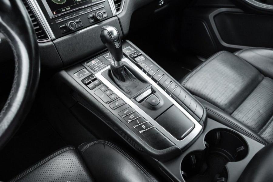 Grey Porsche Macan 2014 in Marupe, with an engine capacity of 3.00 L and mileage of 152 thousand km for 24900 €, photo 17 on AUTOMOTO.COM.LV