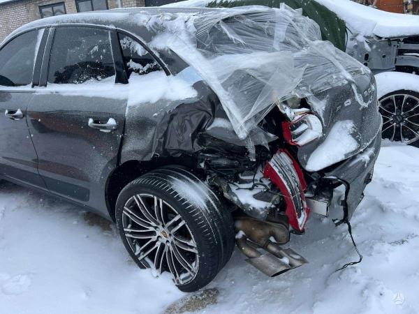 Grey Porsche Macan 2015 in Kaunas, with an engine capacity of 3.00 L and mileage of 250 thousand km for 9999 €, photo 5 on AUTOMOTO.COM.LV