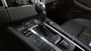 Pelēks Porsche Macan 2015 Rīga, ar dzinēja tilpumu 3.00 L un nobraukumu 240 tūkst. km par 24990 €, foto 20 vietnē AUTOMOTO.COM.LV
