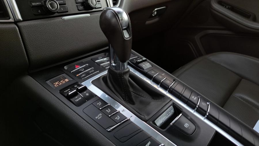 Pelēks Porsche Macan 2015 Rīga, ar dzinēja tilpumu 3.00 L un nobraukumu 240 tūkst. km par 24990 €, foto 20 vietnē AUTOMOTO.COM.LV