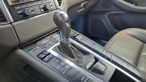 Pelēks Porsche Macan 2015 Rīga, ar dzinēja tilpumu 3.00 L un nobraukumu 240 tūkst. km par 24990 €, foto 25 vietnē AUTOMOTO.COM.LV