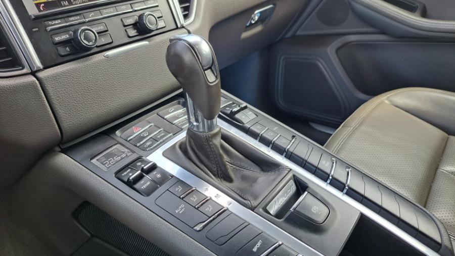 Pelēks Porsche Macan 2015 Rīga, ar dzinēja tilpumu 3.00 L un nobraukumu 240 tūkst. km par 24990 €, foto 25 vietnē AUTOMOTO.COM.LV