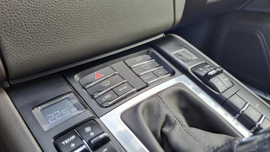 Pelēks Porsche Macan 2015 Rīga, ar dzinēja tilpumu 3.00 L un nobraukumu 240 tūkst. km par 24990 €, foto 28 vietnē AUTOMOTO.COM.LV