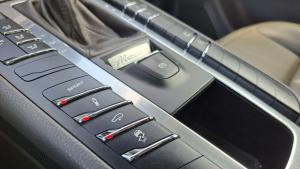 Pelēks Porsche Macan 2015 Rīga, ar dzinēja tilpumu 3.00 L un nobraukumu 240 tūkst. km par 24990 €, foto 30 vietnē AUTOMOTO.COM.LV