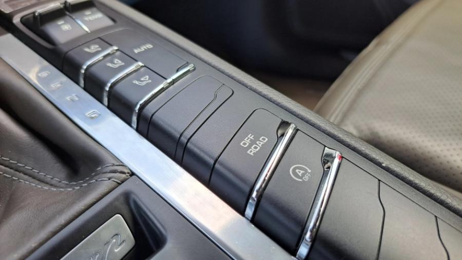Pelēks Porsche Macan 2015 Rīga, ar dzinēja tilpumu 3.00 L un nobraukumu 240 tūkst. km par 24990 €, foto 32 vietnē AUTOMOTO.COM.LV
