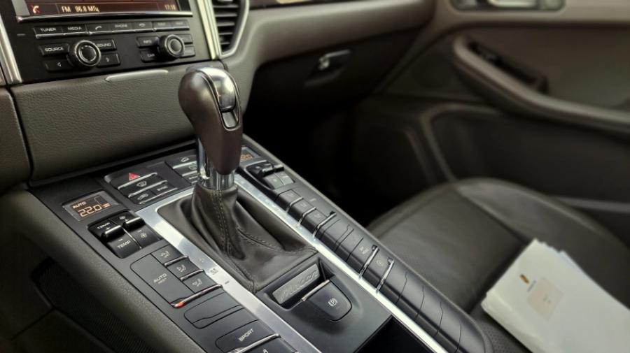 Pelēks Porsche Macan 2015 Rīga, ar dzinēja tilpumu 3.00 L un nobraukumu 240 tūkst. km par 24990 €, foto 36 vietnē AUTOMOTO.COM.LV