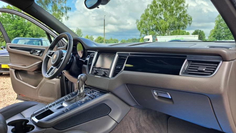 Pelēks Porsche Macan 2015 Rīga, ar dzinēja tilpumu 3.00 L un nobraukumu 240 tūkst. km par 24990 €, foto 45 vietnē AUTOMOTO.COM.LV