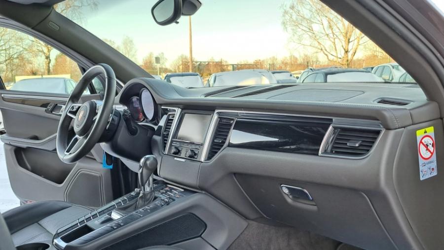 Pelēks Porsche Macan 2015 Rīga, ar dzinēja tilpumu 3.00 L un nobraukumu 240 tūkst. km par 24990 €, foto 82 vietnē AUTOMOTO.COM.LV