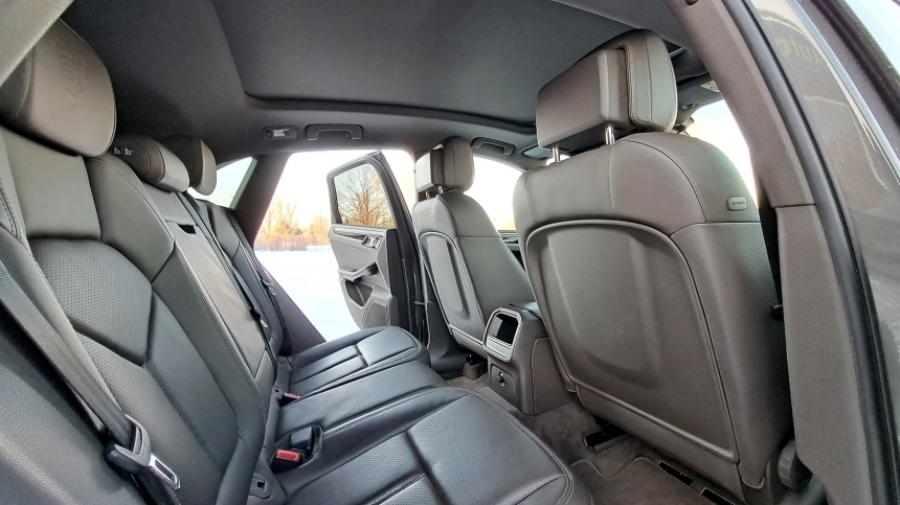 Pelēks Porsche Macan 2015 Rīga, ar dzinēja tilpumu 3.00 L un nobraukumu 240 tūkst. km par 24990 €, foto 85 vietnē AUTOMOTO.COM.LV