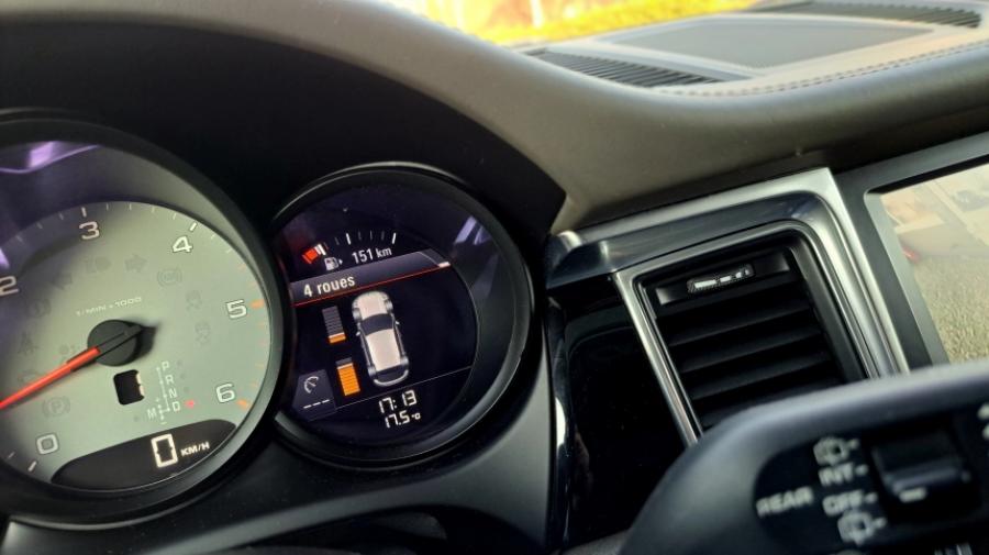 Pelēks Porsche Macan 2015 Rīga, ar dzinēja tilpumu 3.00 L un nobraukumu 240 tūkst. km par 24990 €, foto 91 vietnē AUTOMOTO.COM.LV