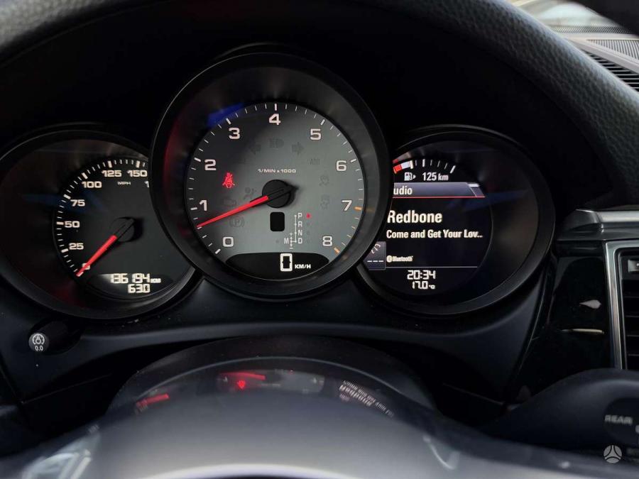 Grey Porsche Macan 2015 in Vilnius, with an engine capacity of 3.00 L and mileage of 136 thousand km for 19200 €, photo 10 on AUTOMOTO.COM.LV