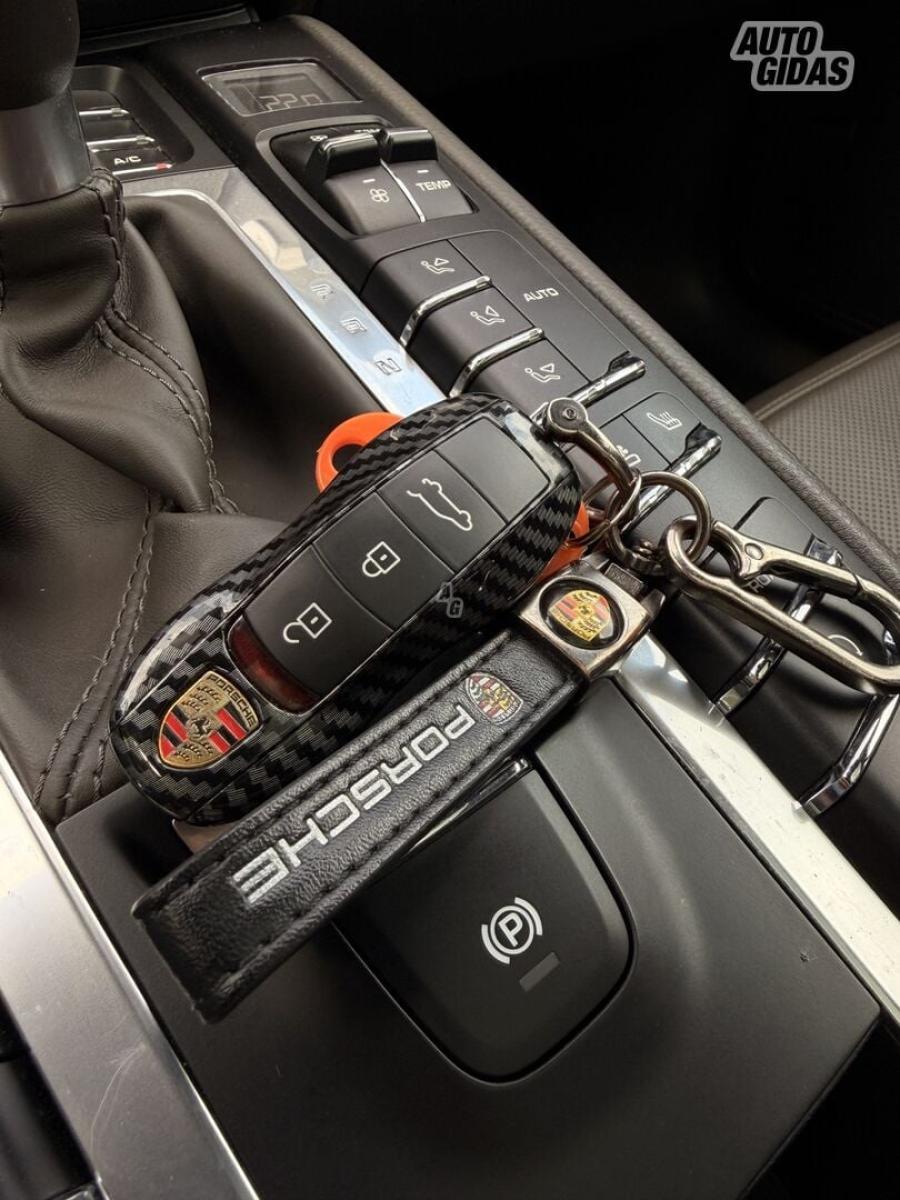 Grey Porsche Macan 2016 in Vilnius, with an engine capacity of 3.00 L and mileage of 242 thousand km for 18500 €, photo 27 on AUTOMOTO.COM.LV