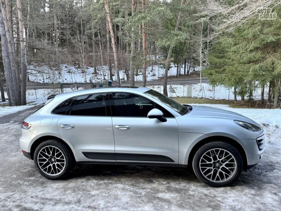 Grey Porsche Macan 2017 in Vilnius, with an engine capacity of 2.00 L and mileage of 62 thousand km for 24990 €, photo 8 on AUTOMOTO.COM.LV