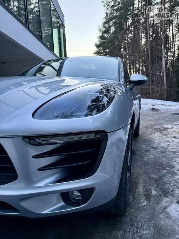 Grey Porsche Macan 2017 in Vilnius, with an engine capacity of 2.00 L and mileage of 62 thousand km for 24990 €, photo 3 on AUTOMOTO.COM.LV