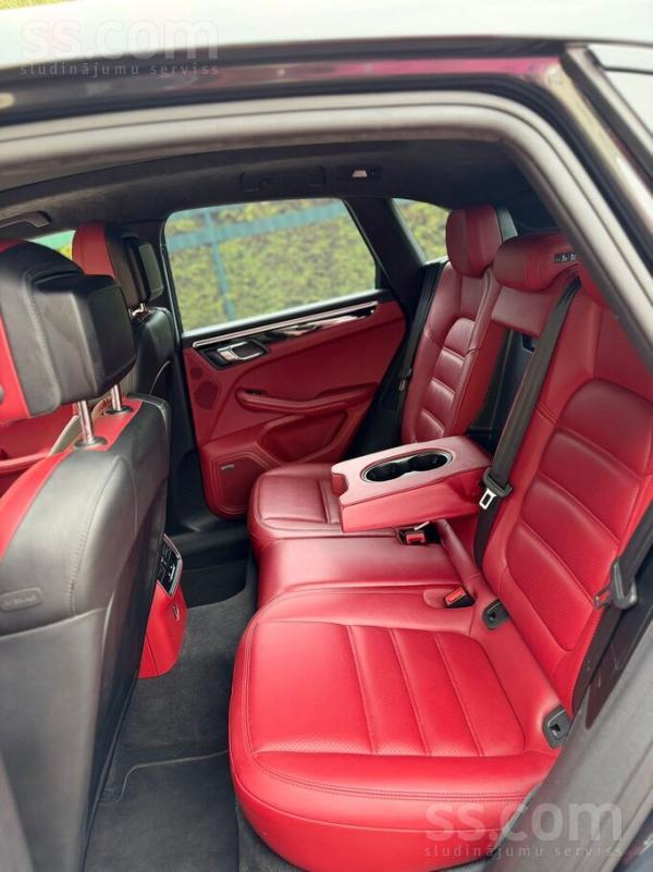 Grey Porsche Macan 2017 in Riga, with an engine capacity of 3.00 L and mileage of 192 thousand km for 33000 €, photo 6 on AUTOMOTO.COM.LV