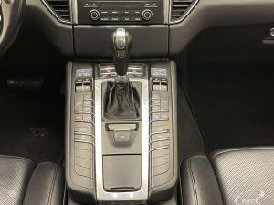 Grey Porsche Macan 2017 in Vilnius, with an engine capacity of 1.98 L and mileage of 167 thousand km for 23900 €, photo 21 on AUTOMOTO.COM.LV