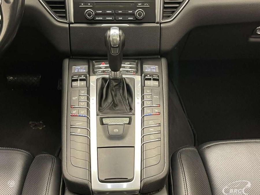 Grey Porsche Macan 2017 in Vilnius, with an engine capacity of 1.98 L and mileage of 167 thousand km for 23900 €, photo 21 on AUTOMOTO.COM.LV