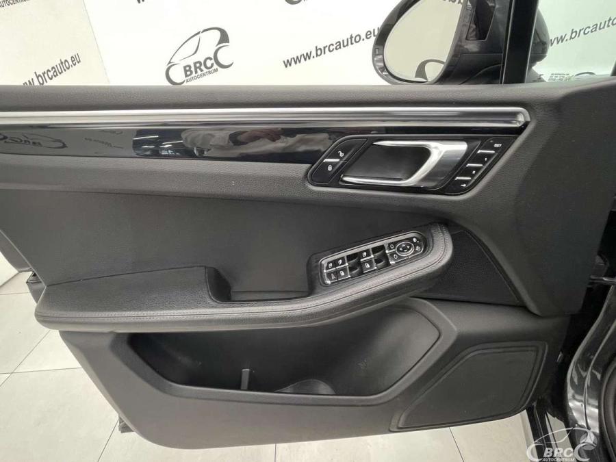 Grey Porsche Macan 2017 in Vilnius, with an engine capacity of 1.98 L and mileage of 167 thousand km for 23900 €, photo 23 on AUTOMOTO.COM.LV