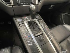 Grey Porsche Macan 2017 in Vilnius, with an engine capacity of 1.98 L and mileage of 167 thousand km for 23900 €, photo 30 on AUTOMOTO.COM.LV