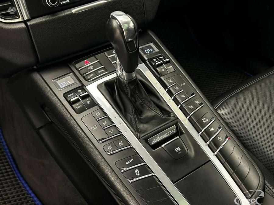 Grey Porsche Macan 2017 in Vilnius, with an engine capacity of 1.98 L and mileage of 174 thousand km for 22900 €, photo 19 on AUTOMOTO.COM.LV