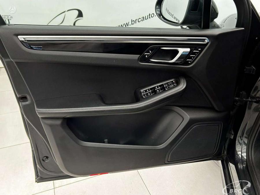 Grey Porsche Macan 2017 in Vilnius, with an engine capacity of 1.98 L and mileage of 174 thousand km for 22900 €, photo 25 on AUTOMOTO.COM.LV