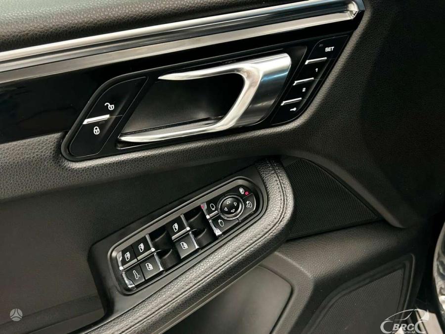 Grey Porsche Macan 2017 in Vilnius, with an engine capacity of 1.98 L and mileage of 174 thousand km for 22900 €, photo 26 on AUTOMOTO.COM.LV