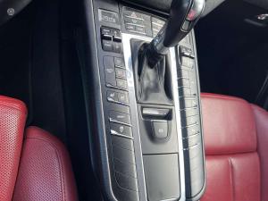 Pelēks Porsche Macan 2017 Kauņa, ar dzinēja tilpumu 3.00 L un nobraukumu 149 tūkst. km par 9900 €, foto 27 vietnē AUTOMOTO.COM.LV