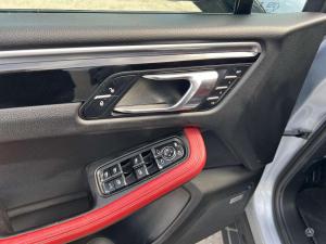 Pelēks Porsche Macan 2017 Kauņa, ar dzinēja tilpumu 3.00 L un nobraukumu 149 tūkst. km par 9900 €, foto 41 vietnē AUTOMOTO.COM.LV