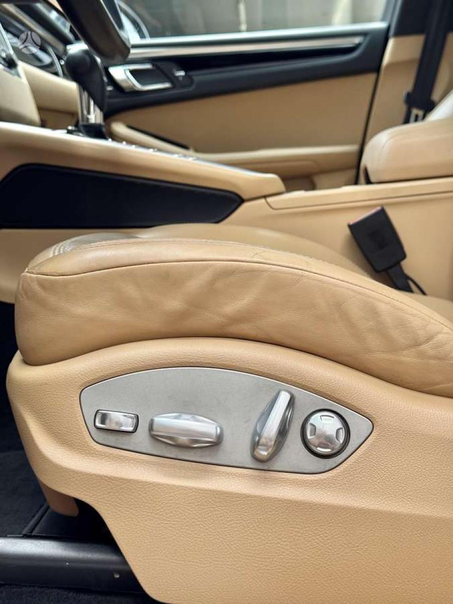 Grey Porsche Macan 2017 in Vilnius, with an engine capacity of 1.98 L and mileage of 141 thousand km for 22900 €, photo 18 on AUTOMOTO.COM.LV