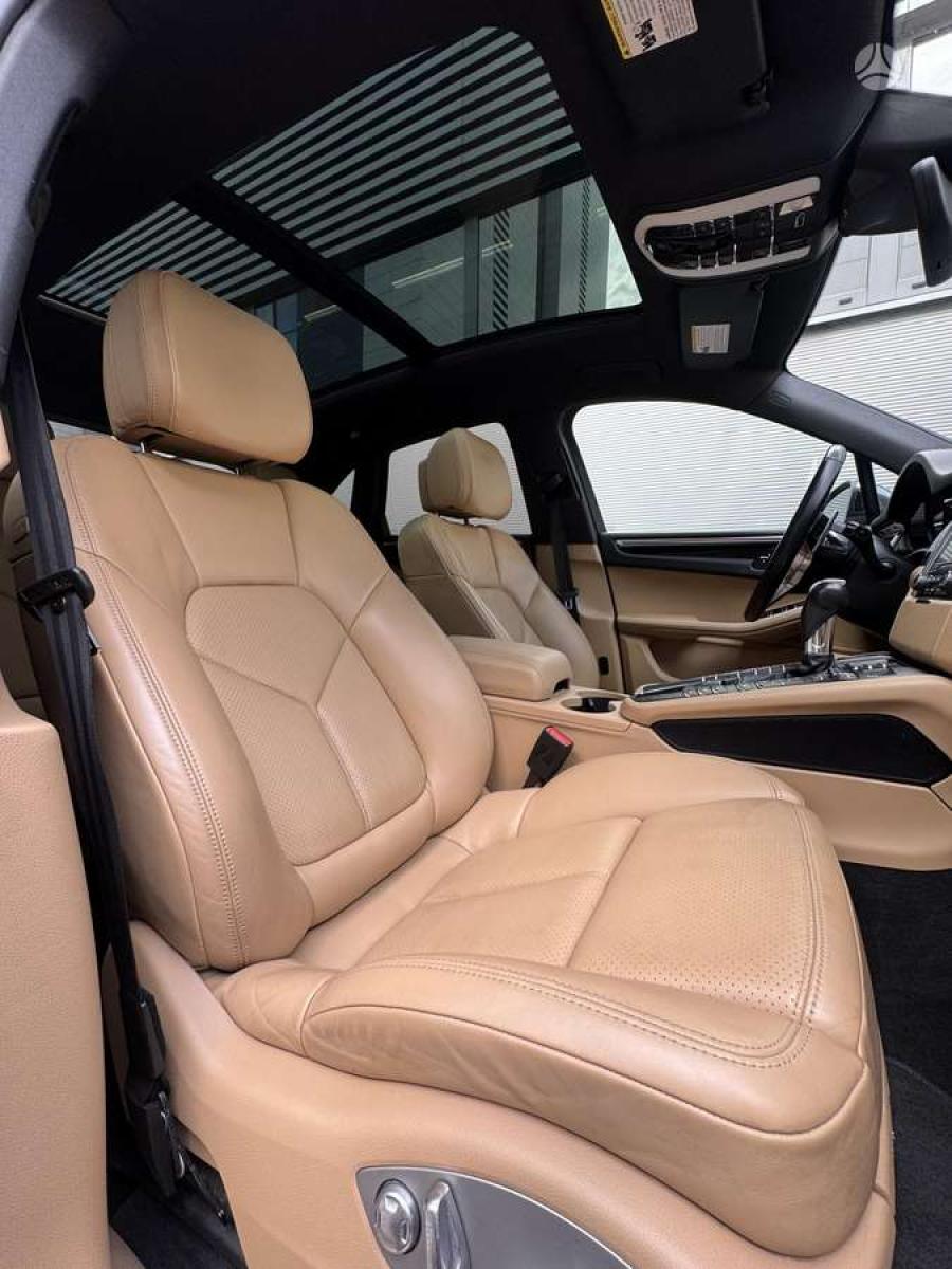 Grey Porsche Macan 2017 in Vilnius, with an engine capacity of 1.98 L and mileage of 141 thousand km for 22900 €, photo 20 on AUTOMOTO.COM.LV