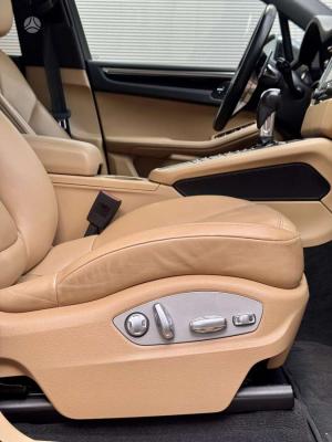 Grey Porsche Macan 2017 in Vilnius, with an engine capacity of 1.98 L and mileage of 141 thousand km for 22900 €, photo 21 on AUTOMOTO.COM.LV