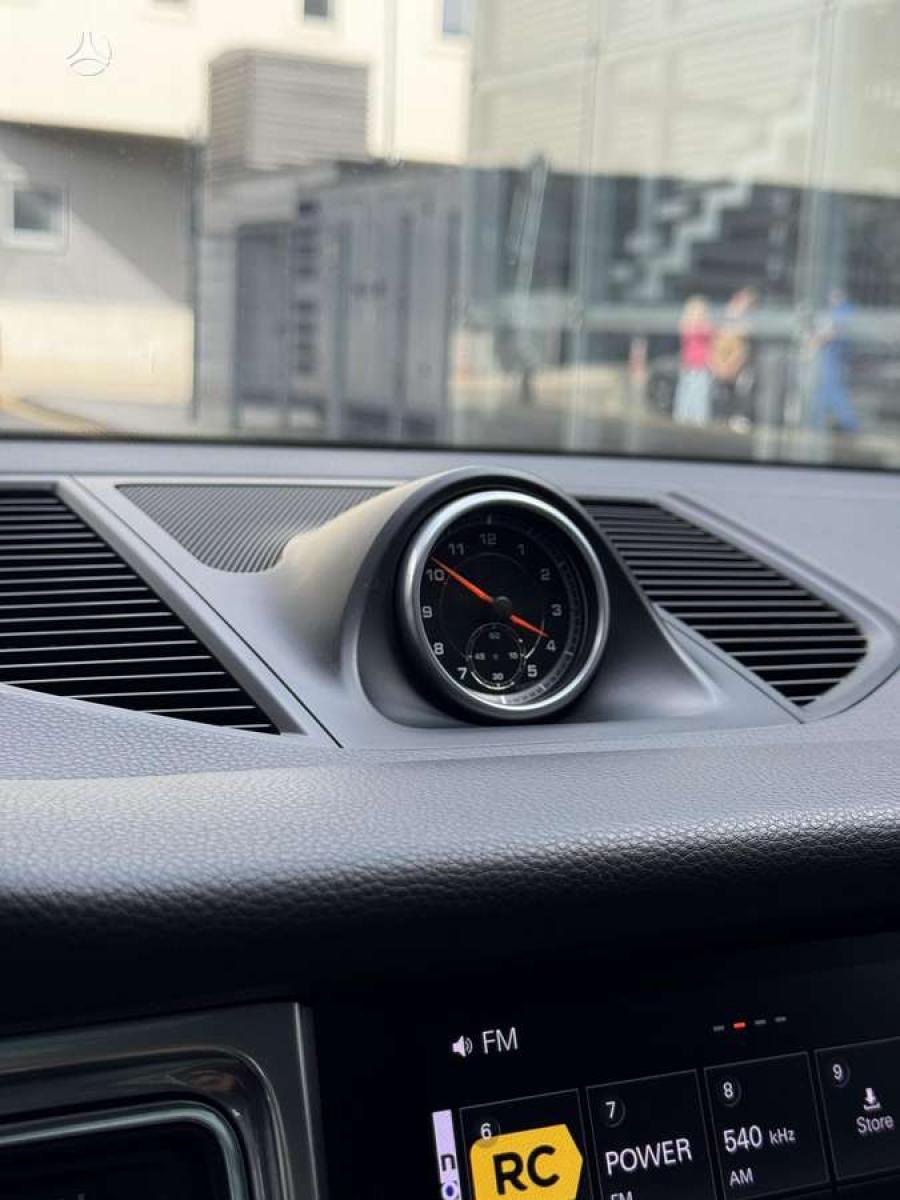 Grey Porsche Macan 2017 in Vilnius, with an engine capacity of 1.98 L and mileage of 141 thousand km for 22900 €, photo 33 on AUTOMOTO.COM.LV