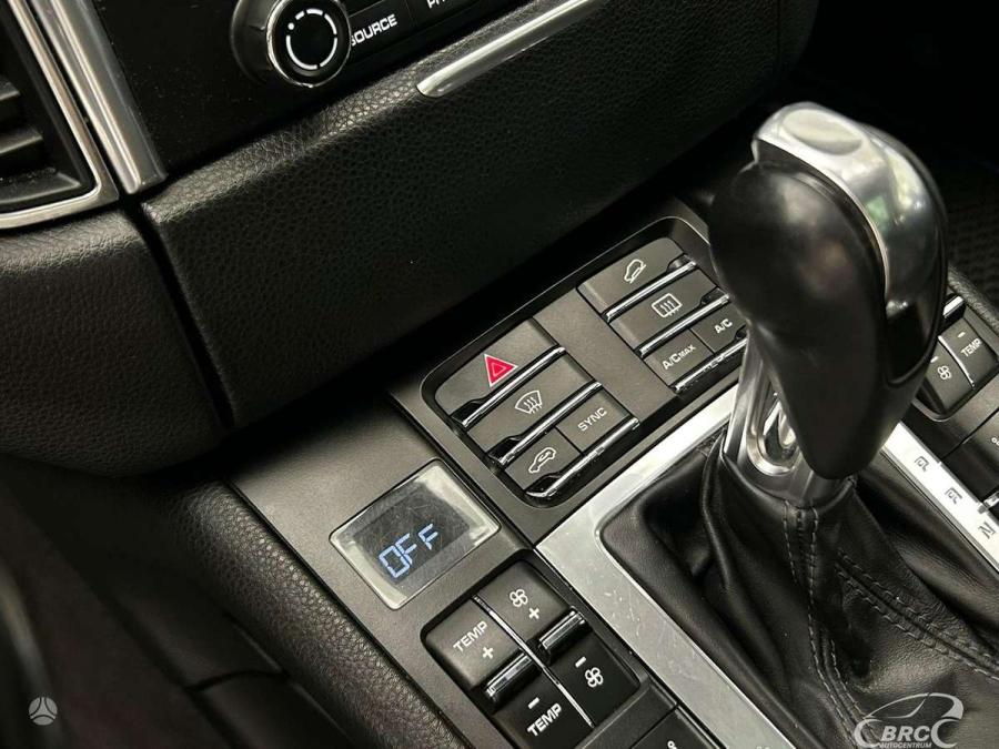 Grey Porsche Macan 2017 in Vilnius, with an engine capacity of 1.98 L and mileage of 174 thousand km for 21500 €, photo 21 on AUTOMOTO.COM.LV