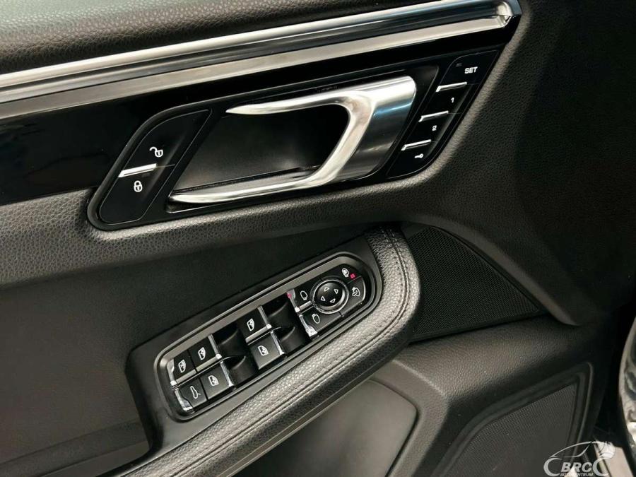 Grey Porsche Macan 2017 in Vilnius, with an engine capacity of 1.98 L and mileage of 174 thousand km for 21500 €, photo 26 on AUTOMOTO.COM.LV