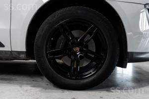 Grey Porsche Macan 2018 in Riga, with an engine capacity of 2.00 L and mileage of 142 thousand km for 29900 €, photo 8 on AUTOMOTO.COM.LV