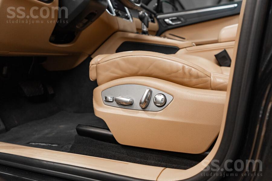 Grey Porsche Macan 2018 in Riga, with an engine capacity of 2.00 L and mileage of 142 thousand km for 29900 €, photo 16 on AUTOMOTO.COM.LV