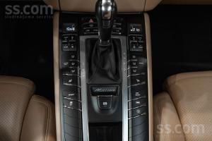 Grey Porsche Macan 2018 in Riga, with an engine capacity of 2.00 L and mileage of 142 thousand km for 29900 €, photo 24 on AUTOMOTO.COM.LV