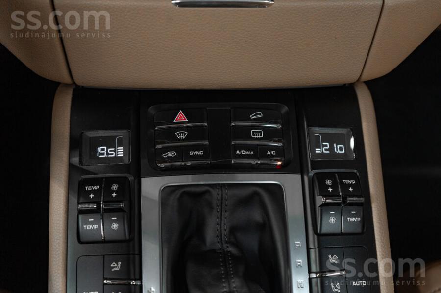 Grey Porsche Macan 2018 in Riga, with an engine capacity of 2.00 L and mileage of 142 thousand km for 29900 €, photo 25 on AUTOMOTO.COM.LV