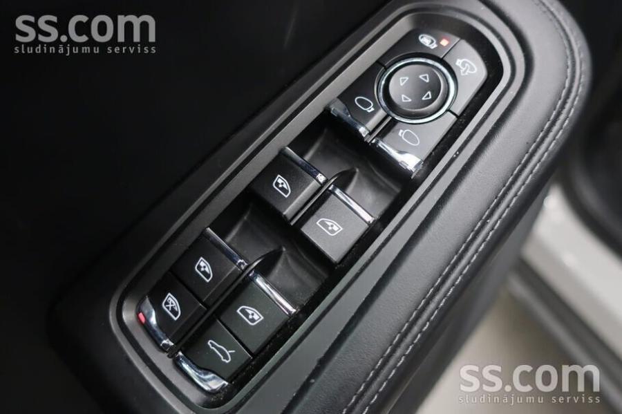 Grey Porsche Macan 2019 in Riga, with an engine capacity of 2.00 L and mileage of 87 thousand km for 42290 €, photo 16 on AUTOMOTO.COM.LV