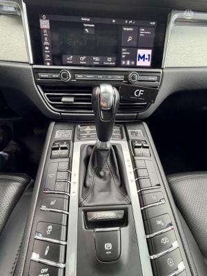 Grey Porsche Macan 2019 in Vilnius, with an engine capacity of 2.89 L and mileage of 209 thousand km for 36911 €, photo 6 on AUTOMOTO.COM.LV